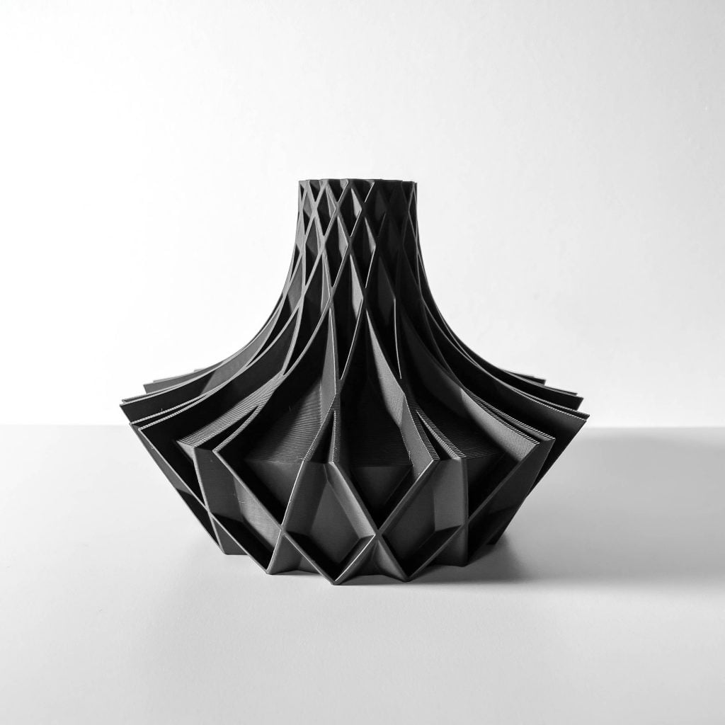 The Arkan Short Vase: A Touch of Modern Elegance for Your Botanical Dreams